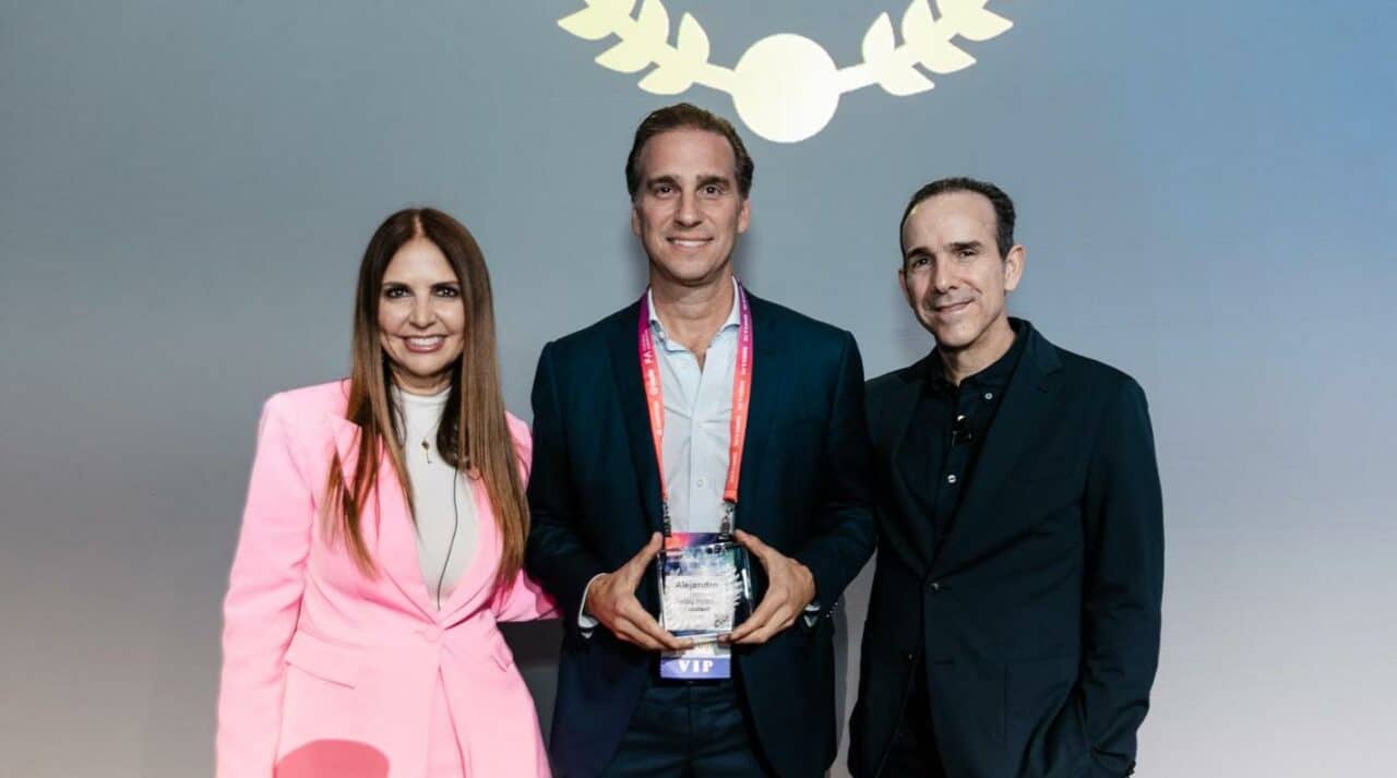 Alejandro Poma Reconocido por su Liderazgo e Innovación en la Industria ...